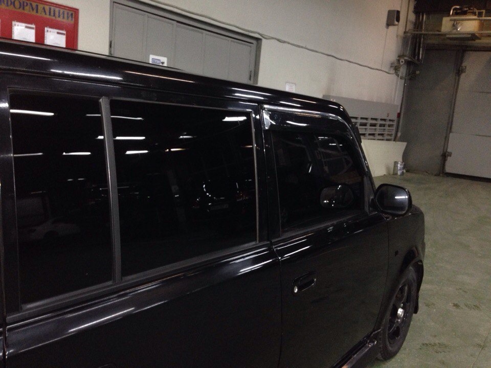Кругом тонирован, значит все в ажуре — Toyota bB (NCP30), 1,5 л, 2000 ...