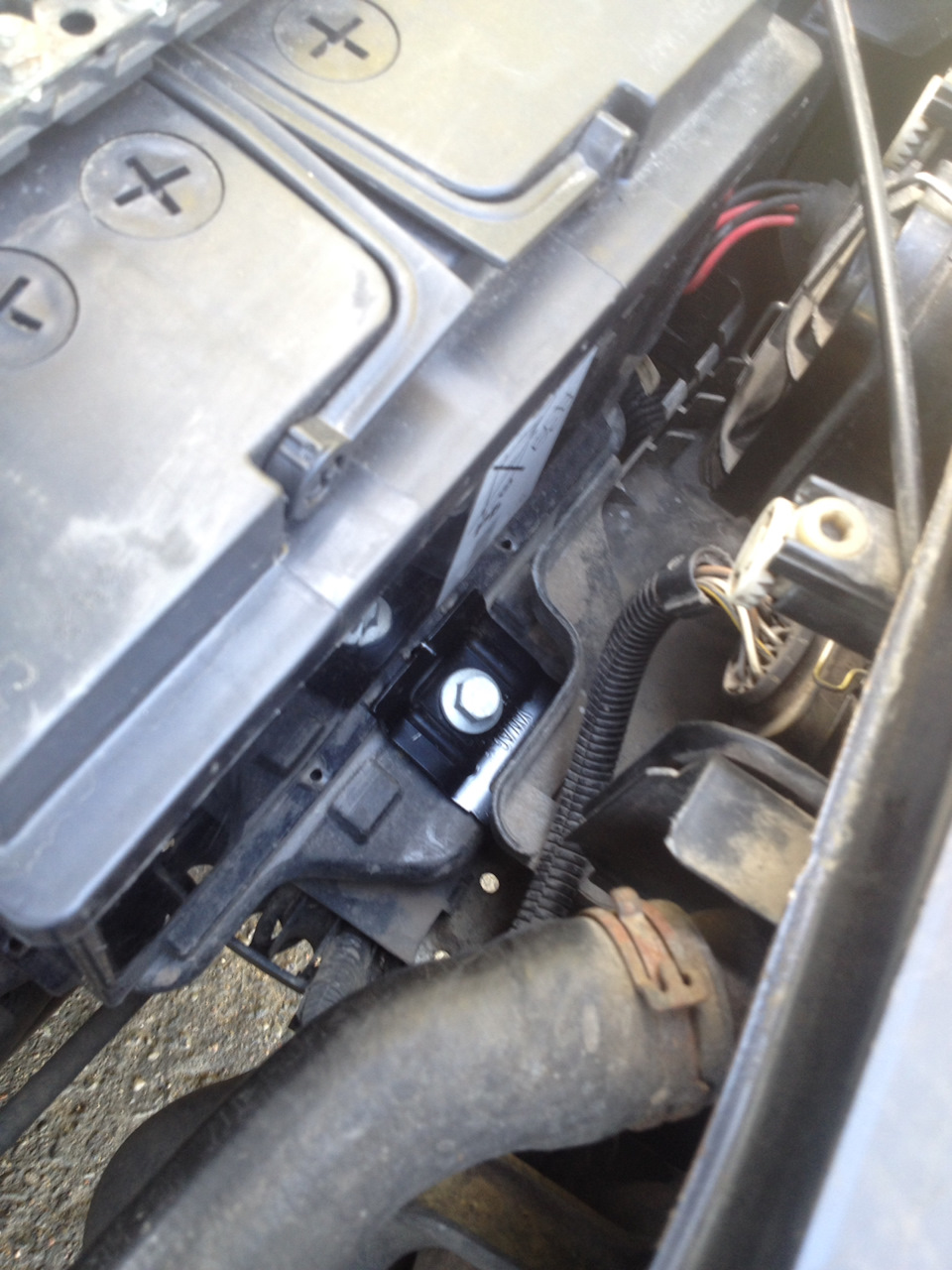 Прижимная планка АКБ — Volkswagen Golf Mk4, 1,9 л, 1998 года ...