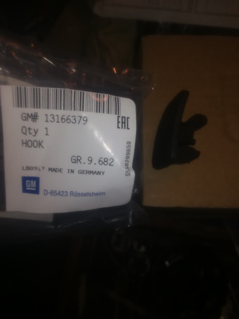 13166379 Крюк богажного отсека GM | Запчасти на DRIVE2
