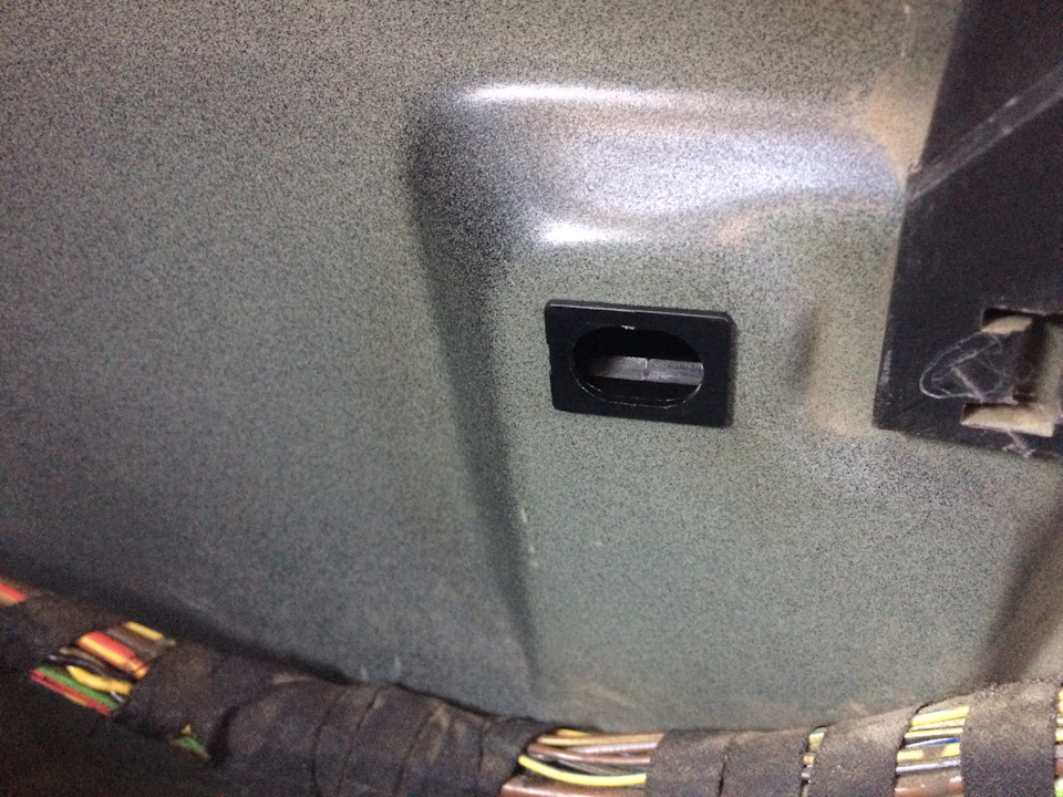 Крепёжные клипсы + зажимные фиксаторы боковых панелей обшивки багажника ...