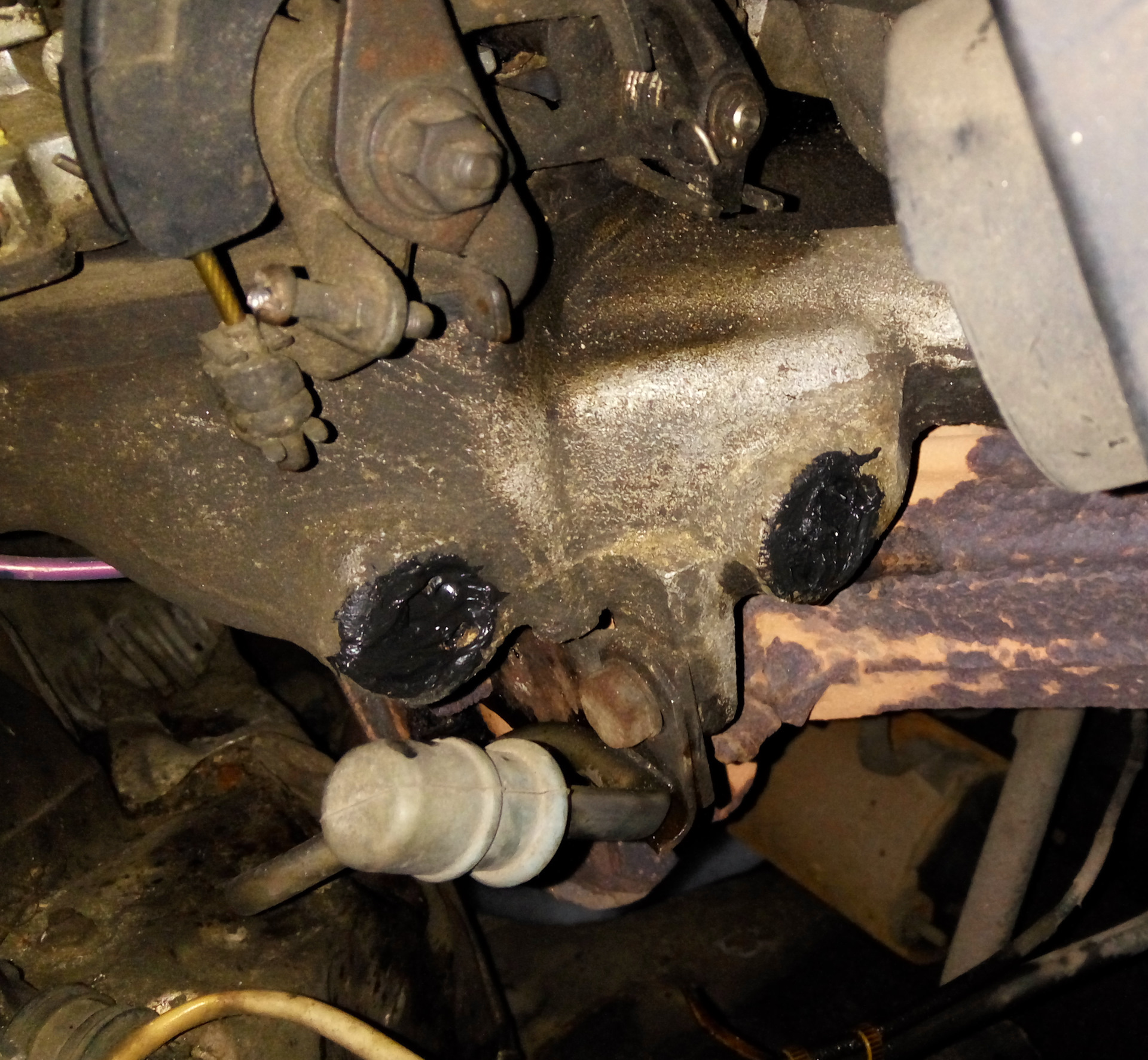 Сгнила заглушка на впускном коллекторе и перебита "коса" багажника ...