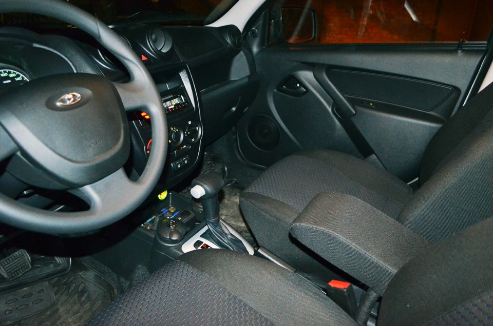 Установка подлокотника. — Lada Гранта (1G), 1,6 л, 2012 года ...
