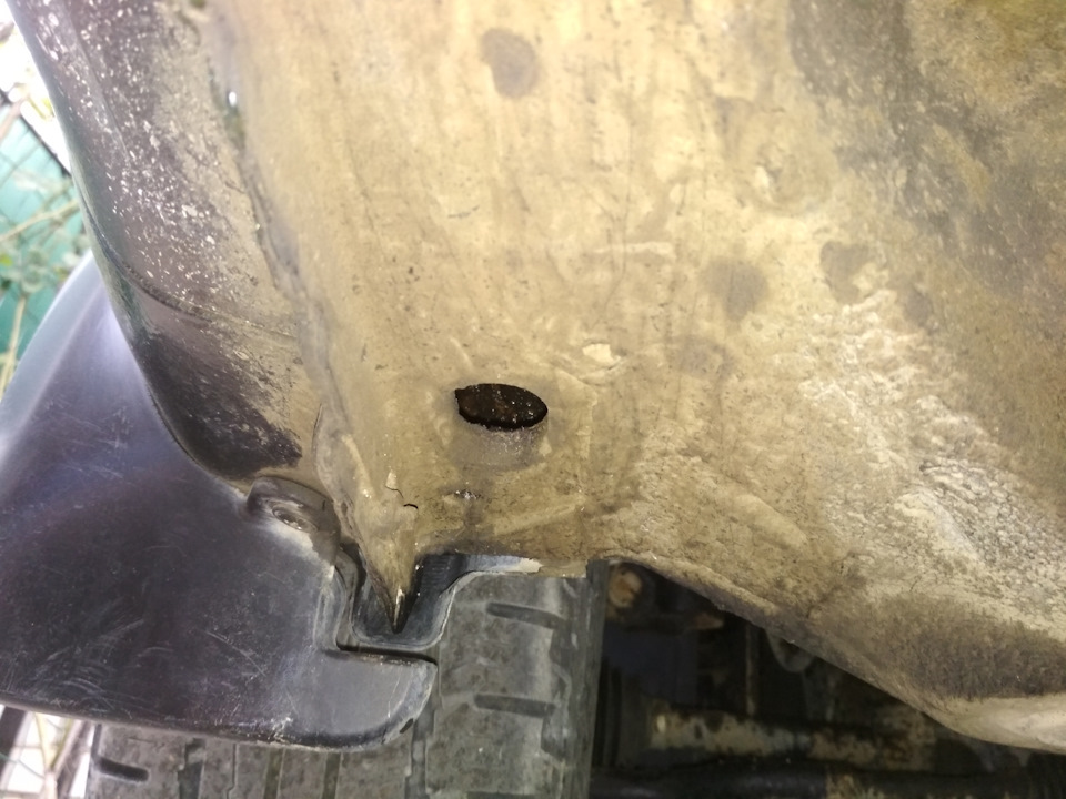 Заглушки в технологические отверстия — Toyota RAV4 (III), 2 л, 2007 ...