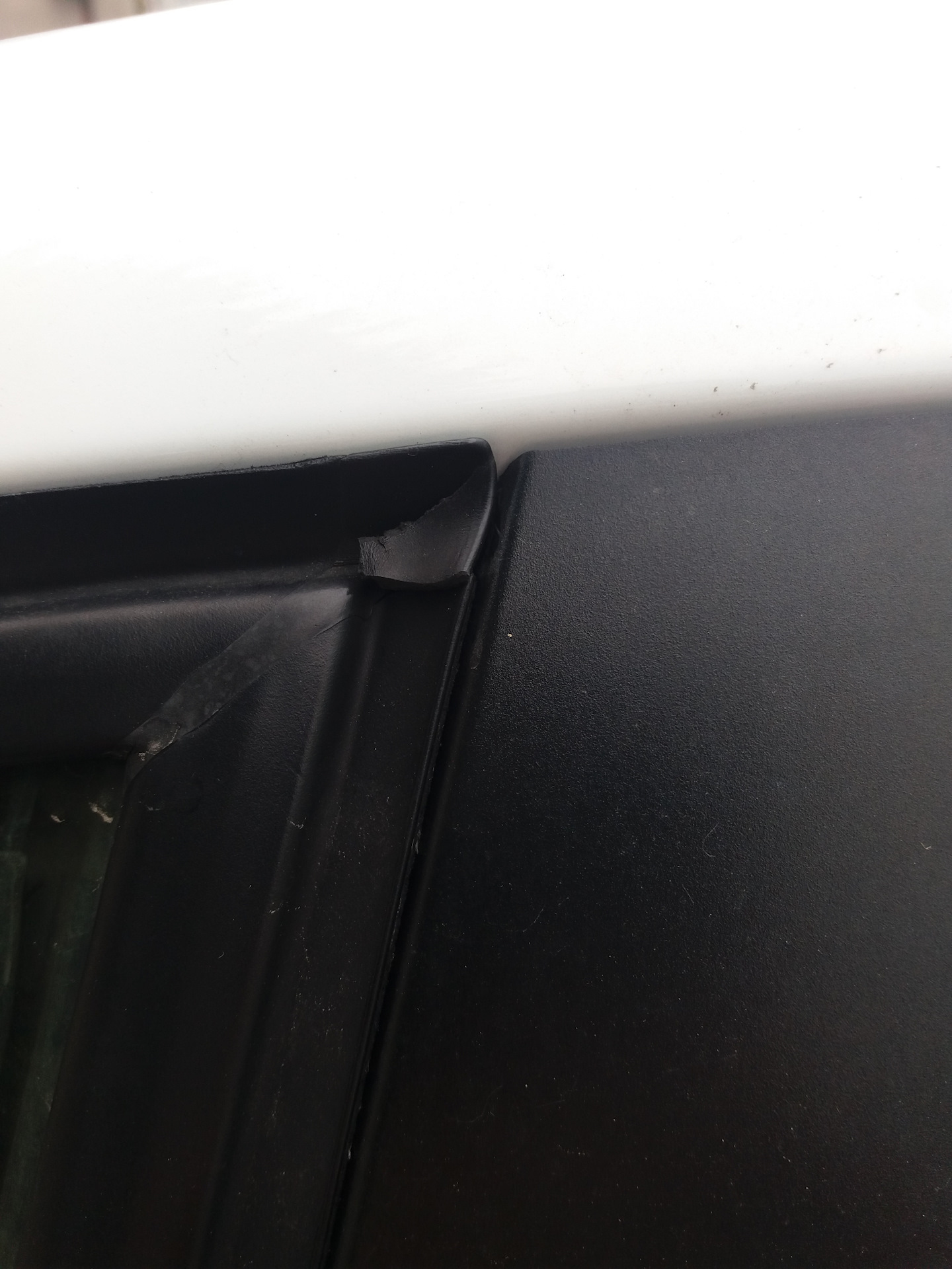 Уплотнитель водительской двери — Citroen C4 (2G), 1,6 л, 2013 года ...