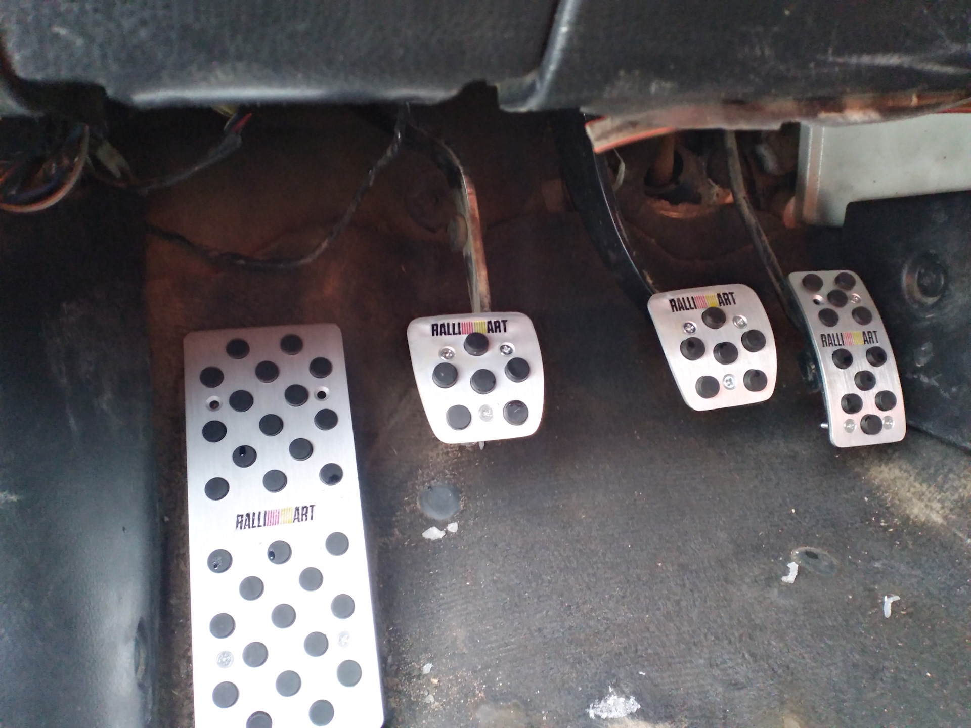 Накладки на педали Ralliart и планшет на магнитных держателях ...