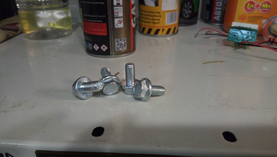 Болты крепления защиты картера двигателя — Skoda Octavia Scout A5 Mk2 ...