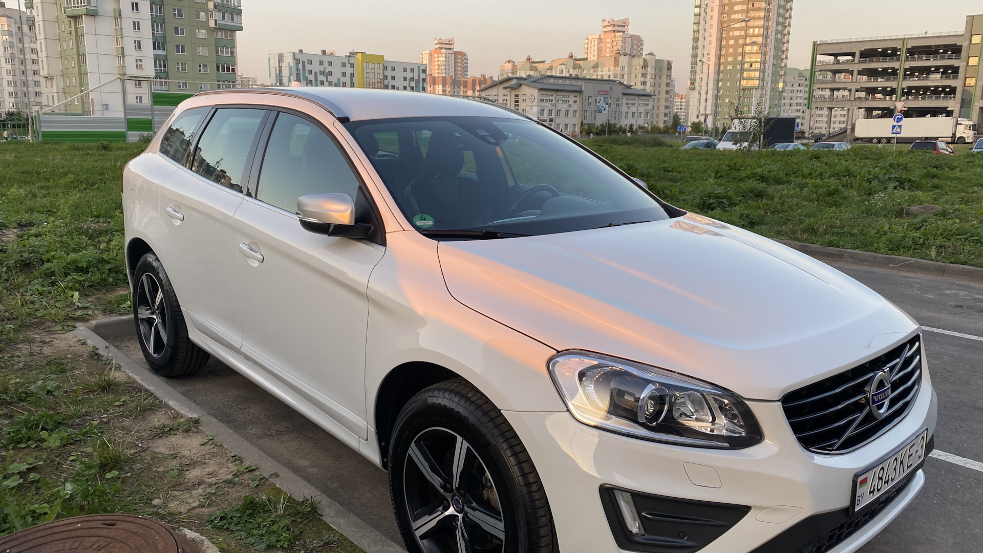 Volvo XC60 (1G) 2.4 дизельный 2016 | White ice R-Design на DRIVE2