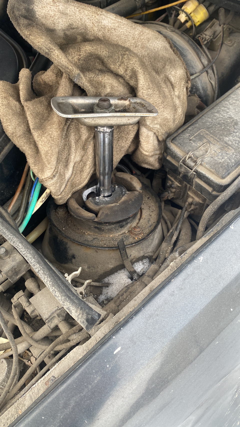 Вот такой привет от стойки капоту — Mercedes-Benz E-Class (W124), 3 л ...