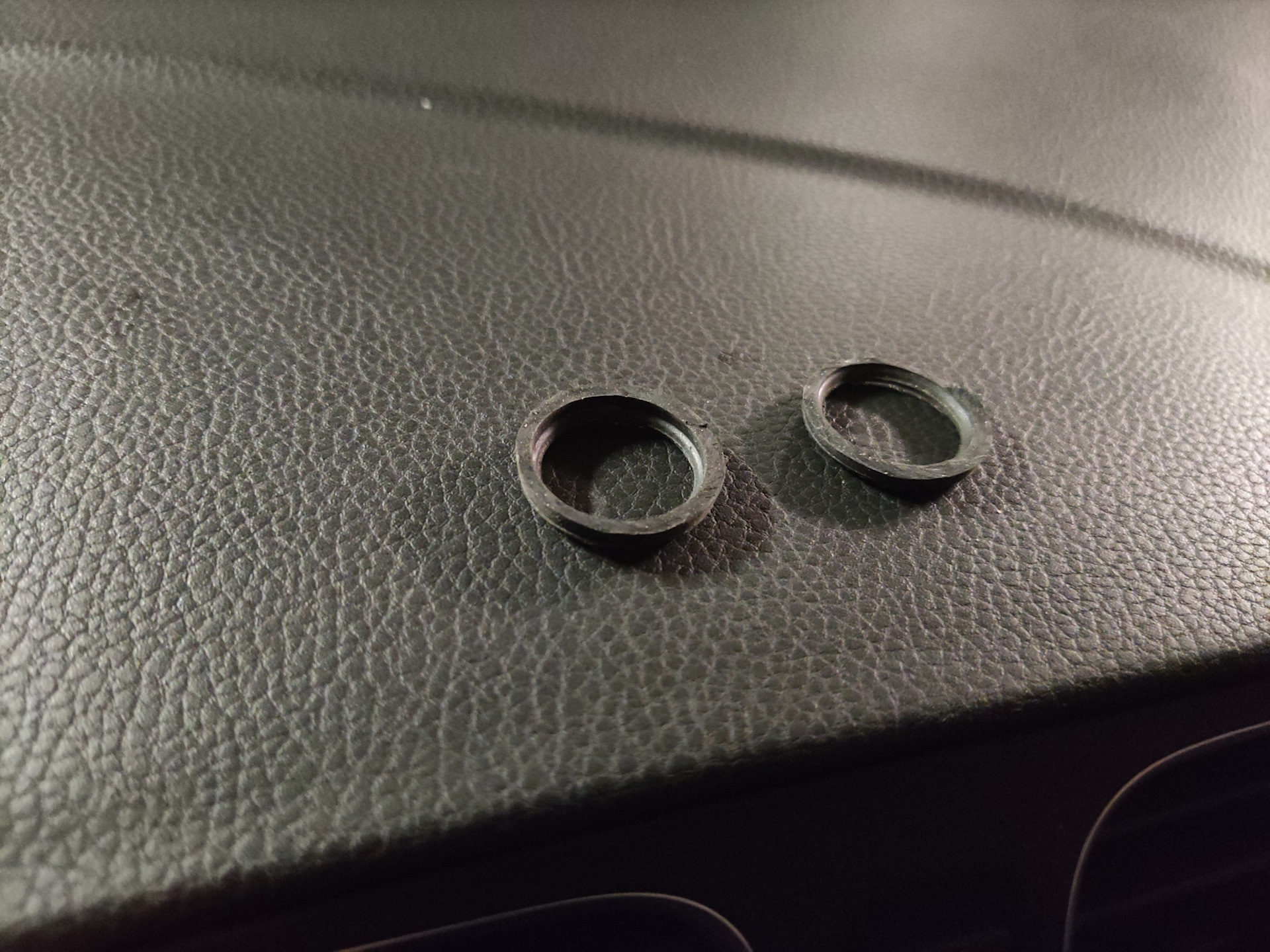 Установка резиновых прокладок на жабо 8D9 955 758 A — Volkswagen Golf ...