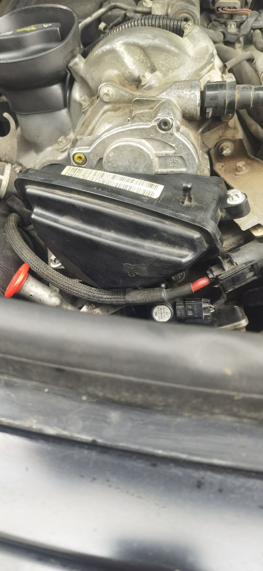 Течь масла с крышки вакуумного насоса — Mercedes-Benz M-Class (W164), 3 ...