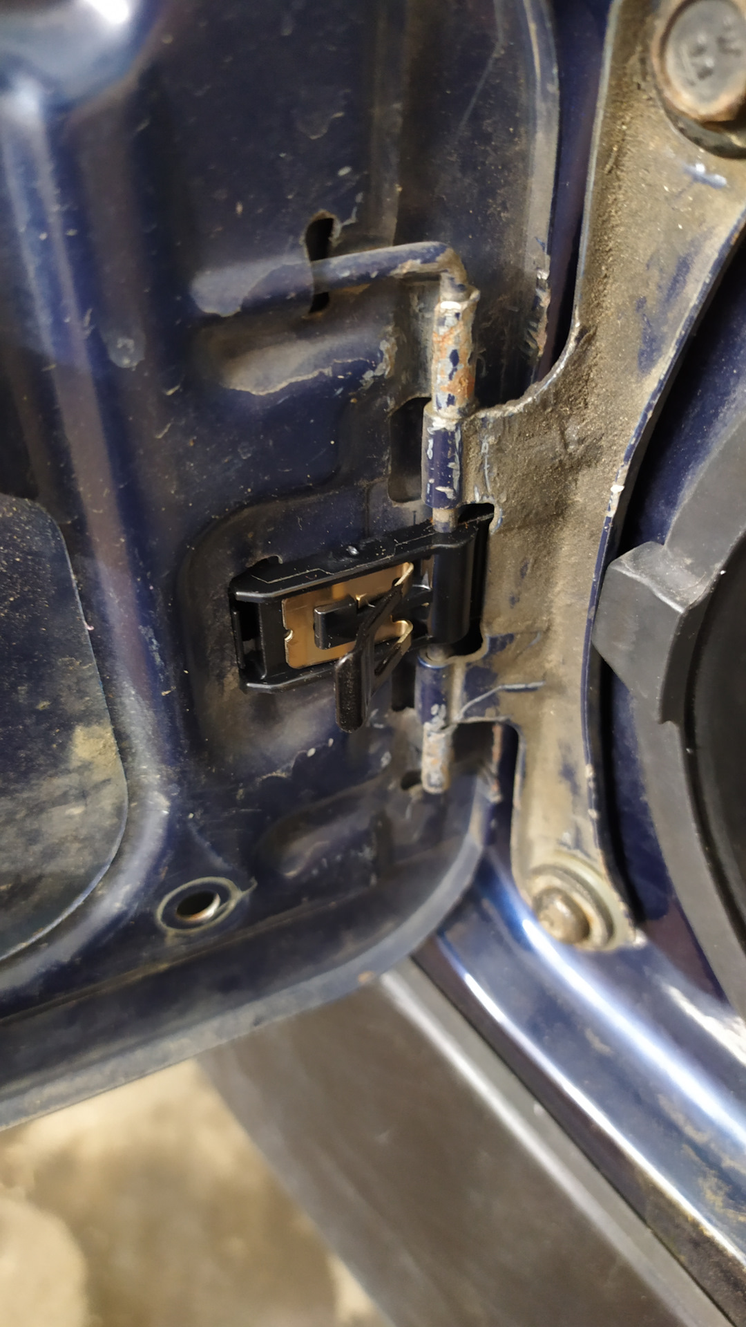 Ограничители дверей от Mitsubishi в Pontiac Vibe и пружинка лючка ...