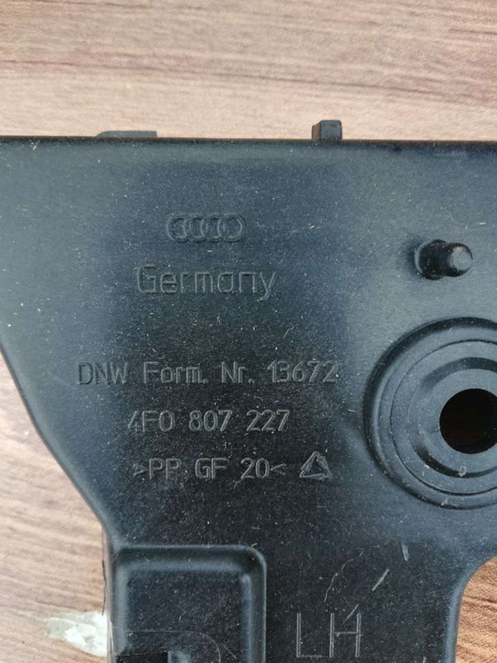 4F0807227 Кронштейн переднего бампера левый / AUDI A-6 05~11 VAG ...