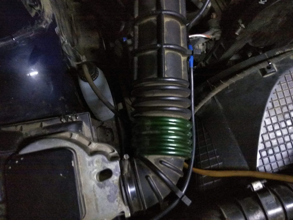 Обслуживание актуатора лючка бензобака PQ35 — Skoda Yeti, 1,2 л, 2012 ...