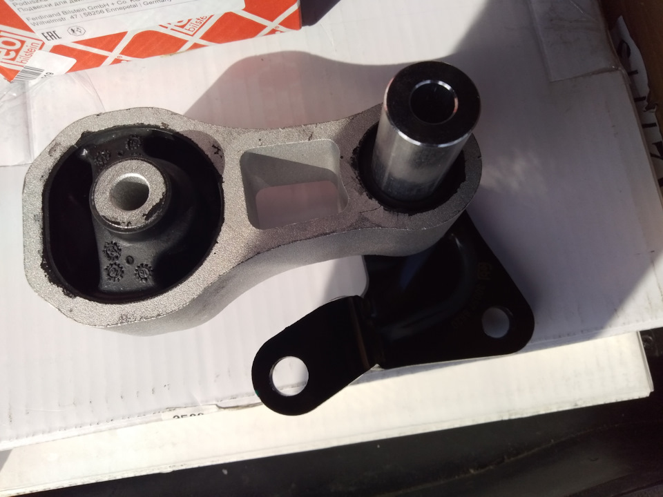 Втулки стабилизатора и опора двигателя задняя — Ford Fusion, 1,4 л ...