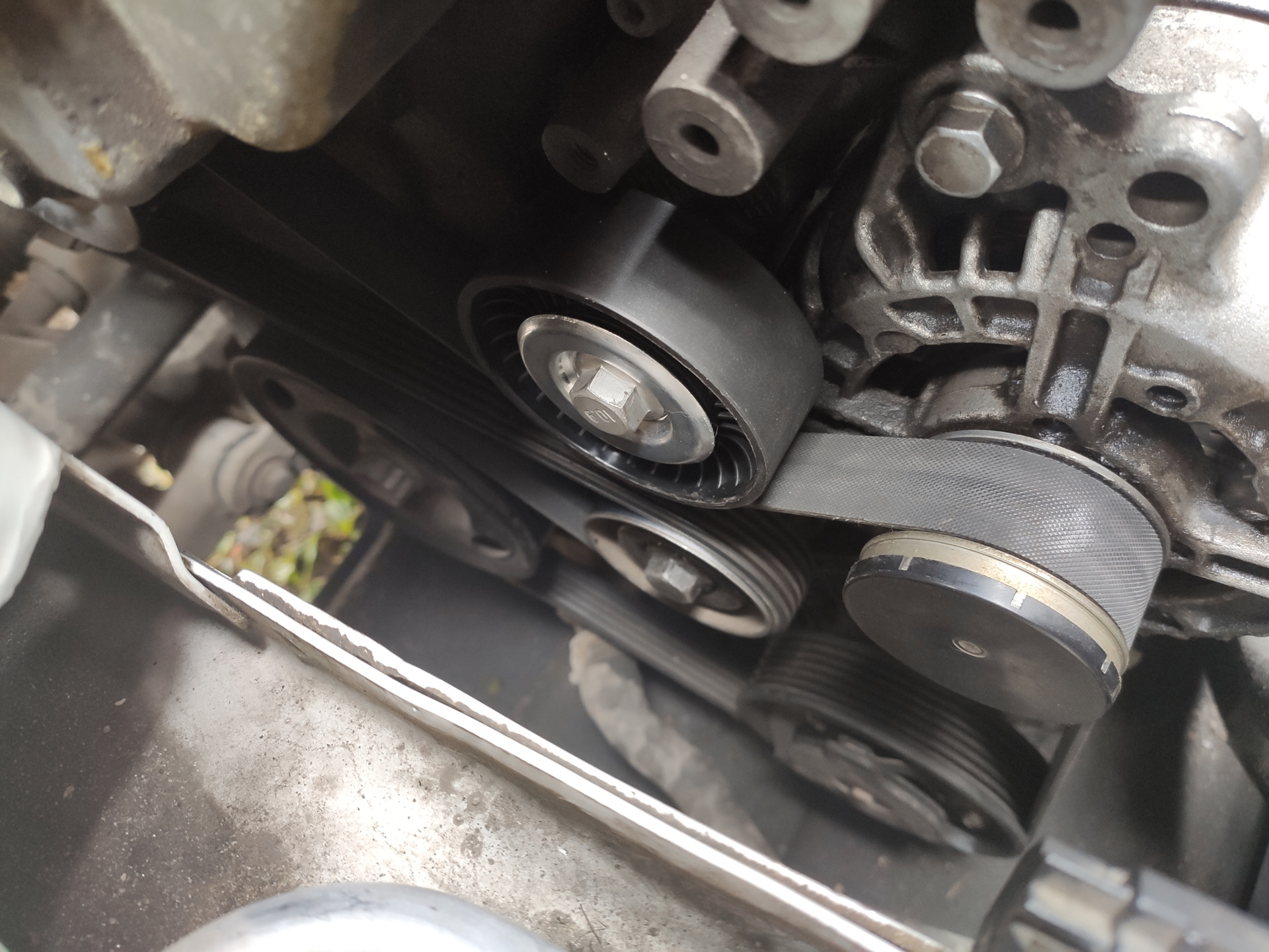 Замена обводного ролика. — Volkswagen Tiguan (1G), 1,4 л, 2013 года ...