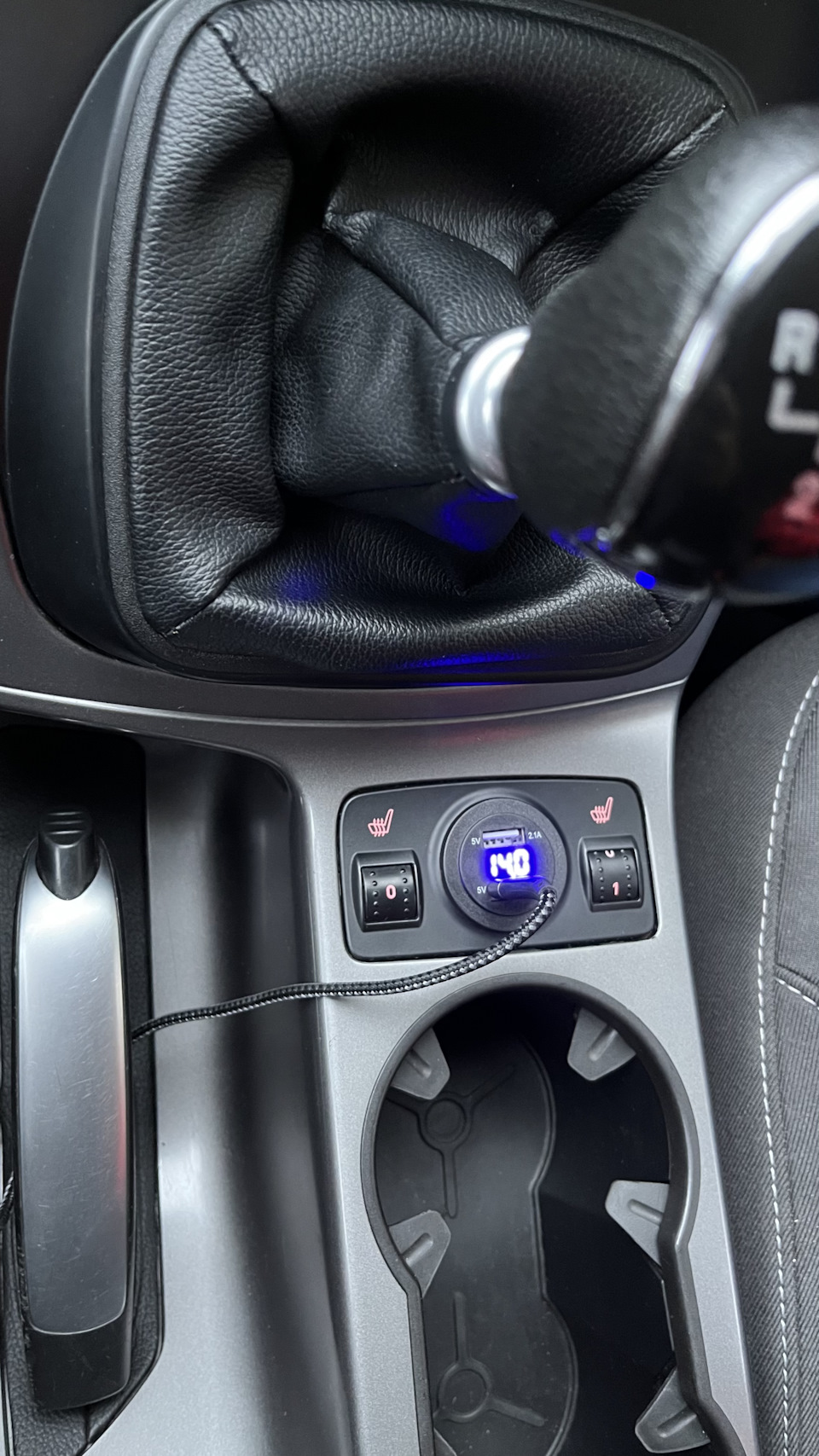 USB зарядка вместо прикуривателя — Ford Kuga (2G), 1,6 л, 2013 года ...