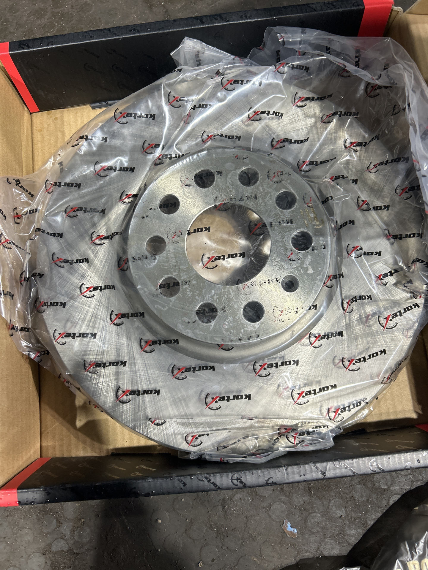 Замена передних и задних тормозных дисков и колодок — Skoda Kodiaq (1G ...