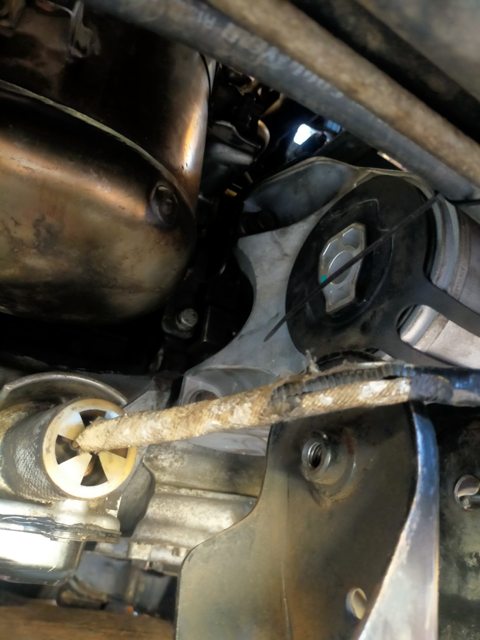 Замена подушек двигателя — Chevrolet Captiva (1G), 2,2 л, 2012 года ...