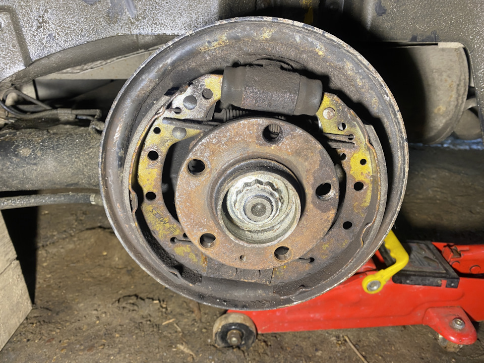 Замена задних тормозов — Skoda Fabia Mk2, 1,4 л, 2010 года | расходники ...