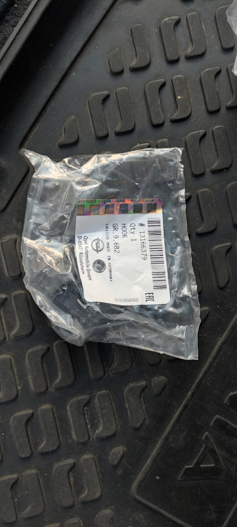 13166379 Крюк богажного отсека GM | Запчасти на DRIVE2