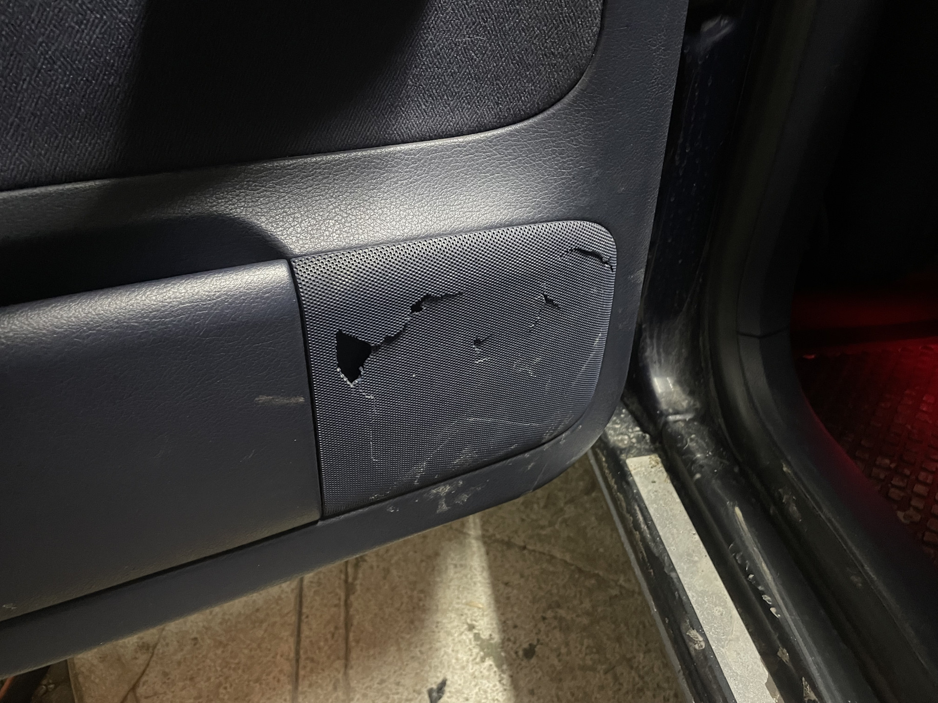 Ищу сеточки динамиков задних дверных карт — Audi A6 (C5), 1,8 л, 2001 ...