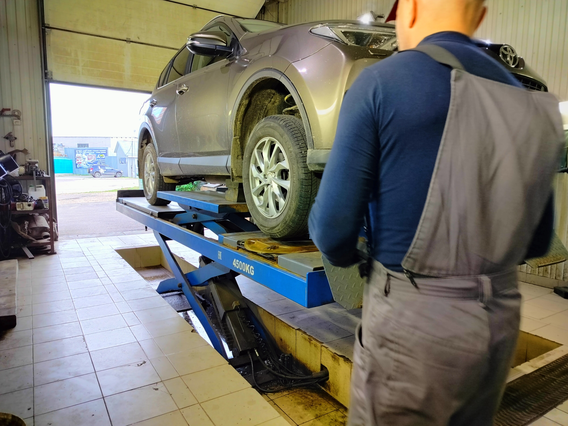 Смазка развальных болтов — Toyota RAV4 (IV), 2 л, 2019 года | визит на ...