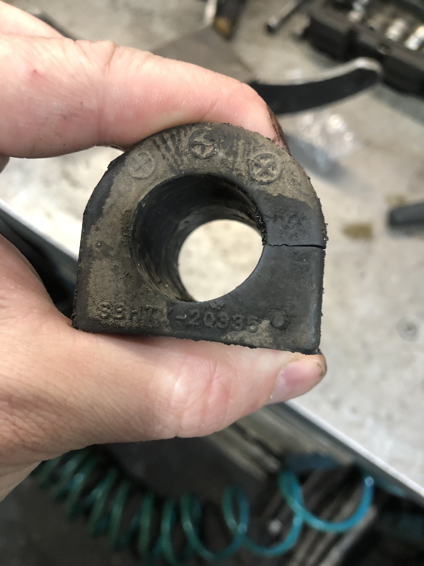 Очередная Замена передних втулок стабилизатора, Toyota (48815-33090 ...