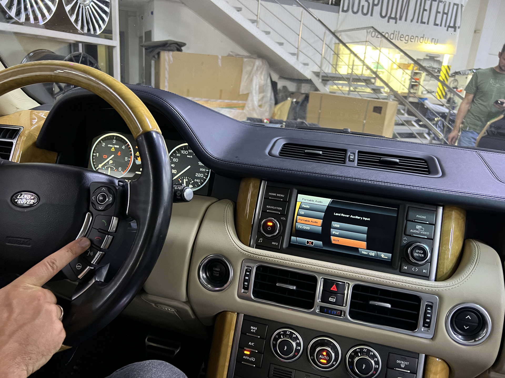 Range Rover L322 — Apple CarPlay на штатный монитор — BGTWorkshop на DRIVE2