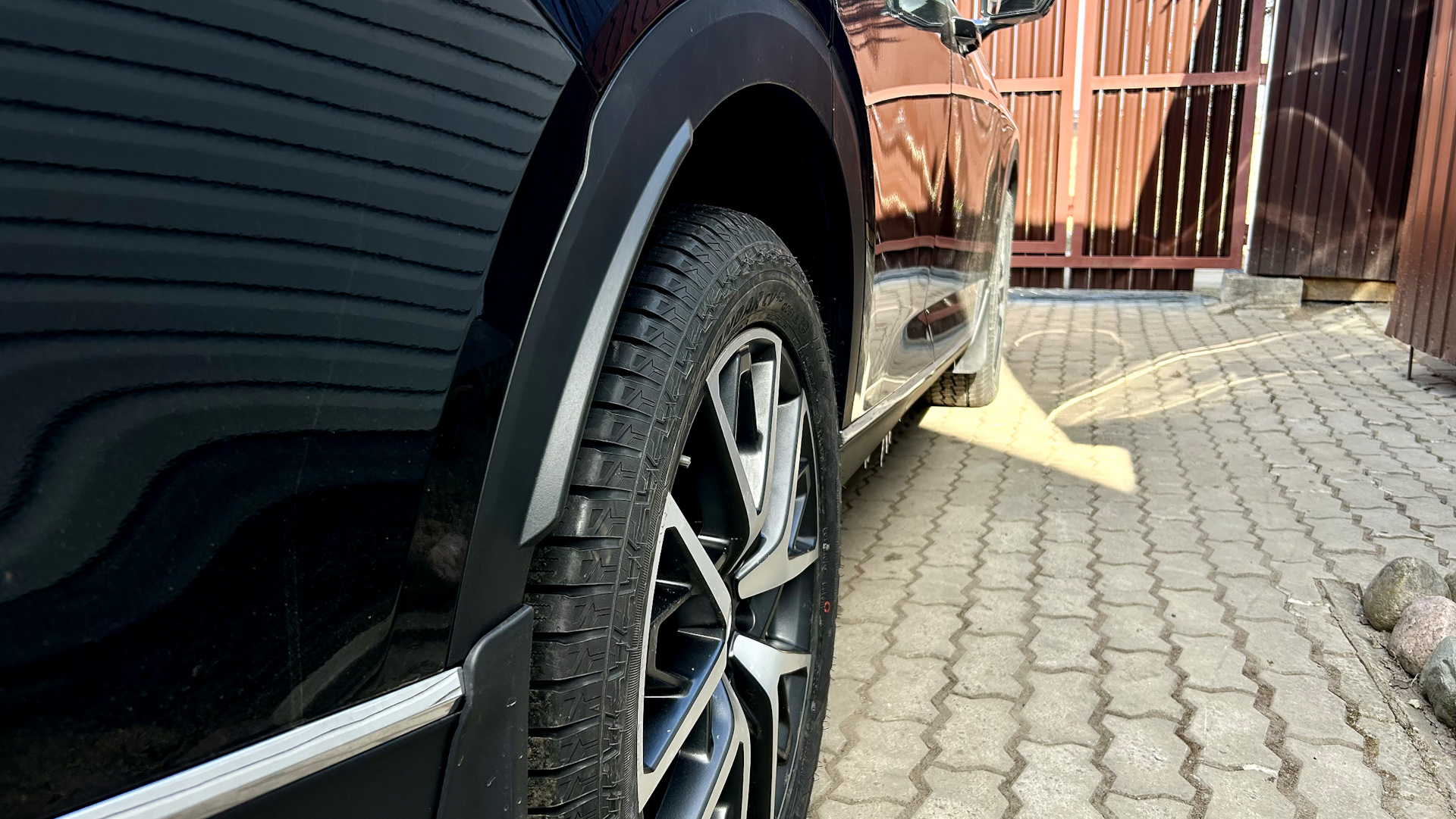 Yokohama Geolandar CV 4S G061 + проставки клиренса + McGard 27216 SL ...