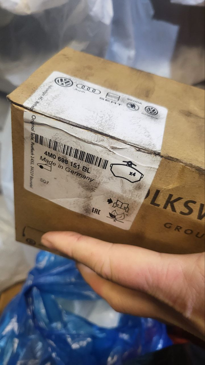 4M0698151BL Комплект тормозных колодок, дисковый тормоз VAG | Запчасти ...