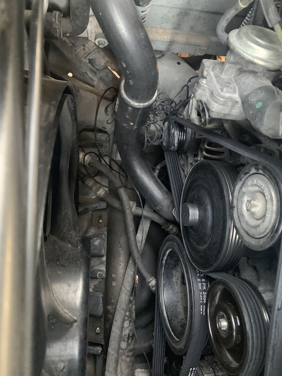 Замена Обводного ролика, между натяжителем ремня и насосом системы ...