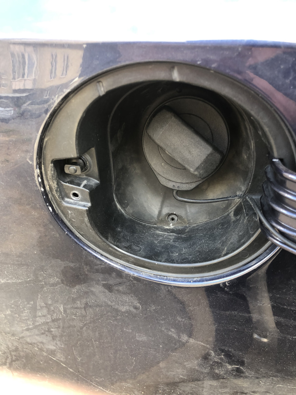 Замена замка лючка бензобака — Volkswagen Polo Sedan, 1,6 л, 2014 года ...