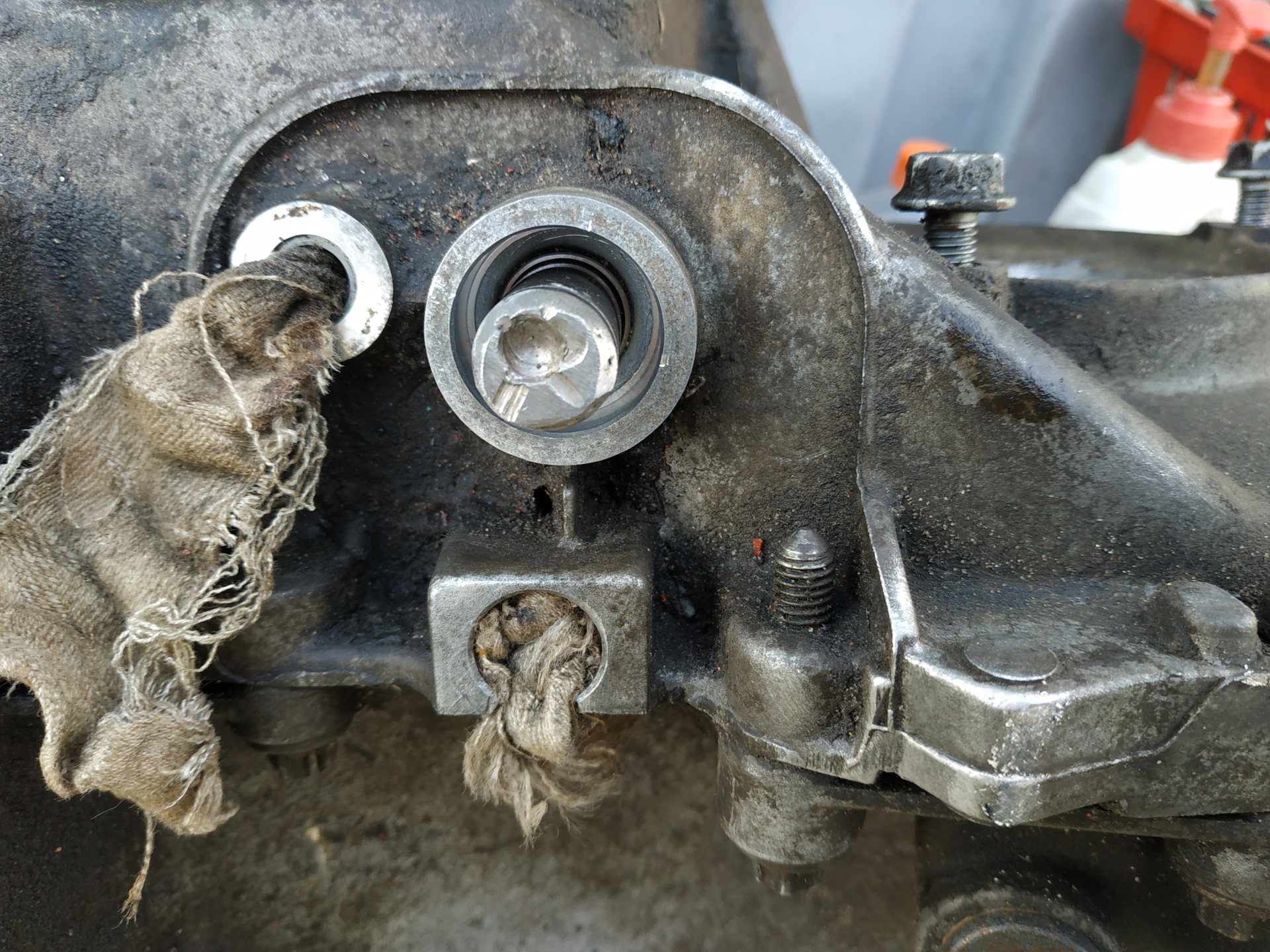 Замена сальника штока выбора передач МКПП RENAULT 8201048885 — Renault ...