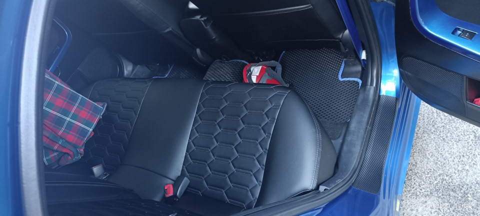 Установка чехлов и замена сломанной клипсы крепления заднего дивана ...