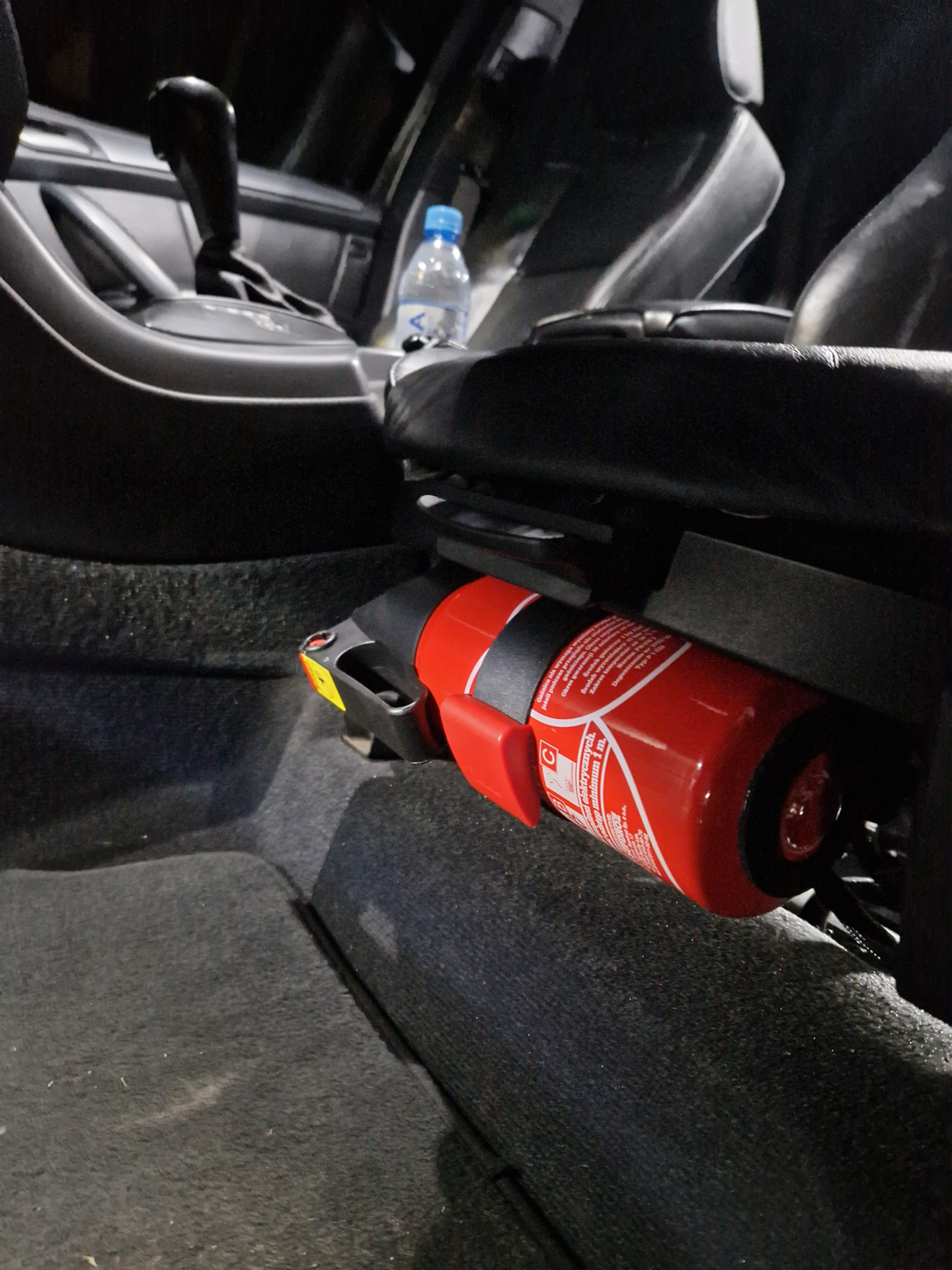 Заводские крепления под огнетушитель — BMW X5 (E53), 4,4 л, 2004 года ...