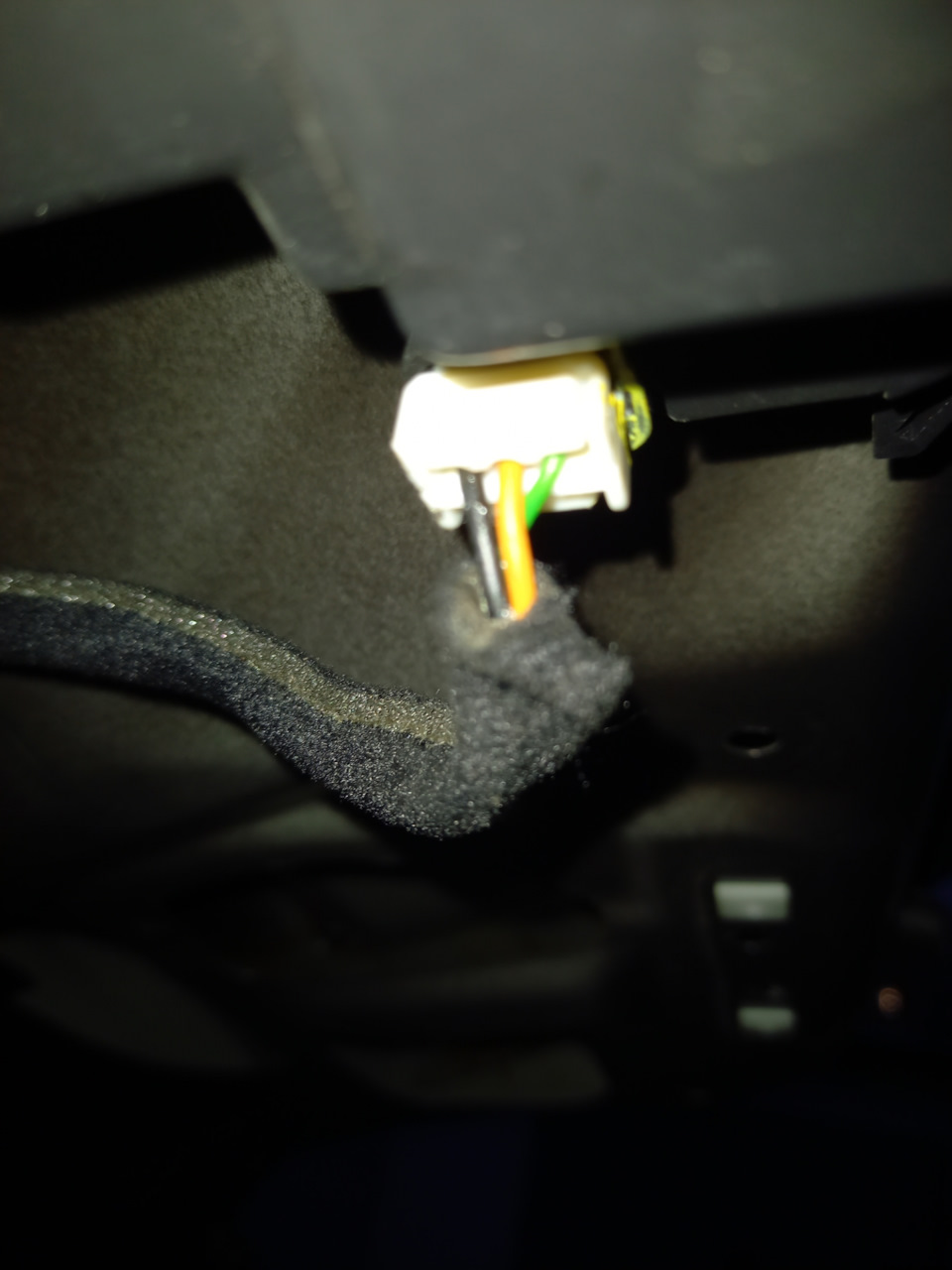 Вопрос: Подключение кнопки багажника — Hyundai Solaris (1G), 1,6 л ...