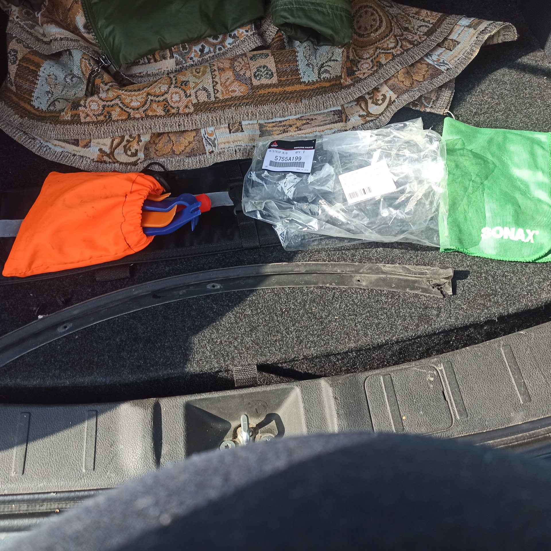 110. Замена нижней уплотнительной резинки дверей. — Mitsubishi ...