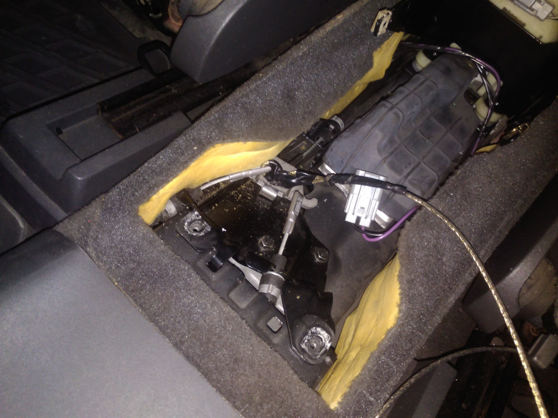 Замена тросов стояночного томроза — Volvo XC90 (1G), 2,4 л, 2005 года ...