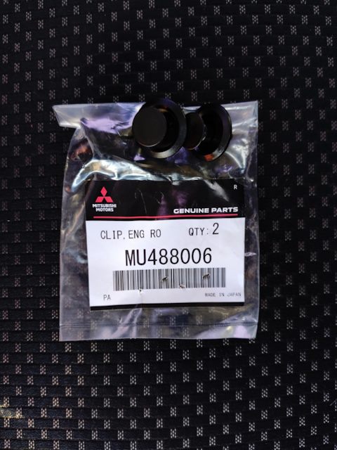 MU488006 Фиксатор заднего бампера Mitsubishi | Запчасти на DRIVE2