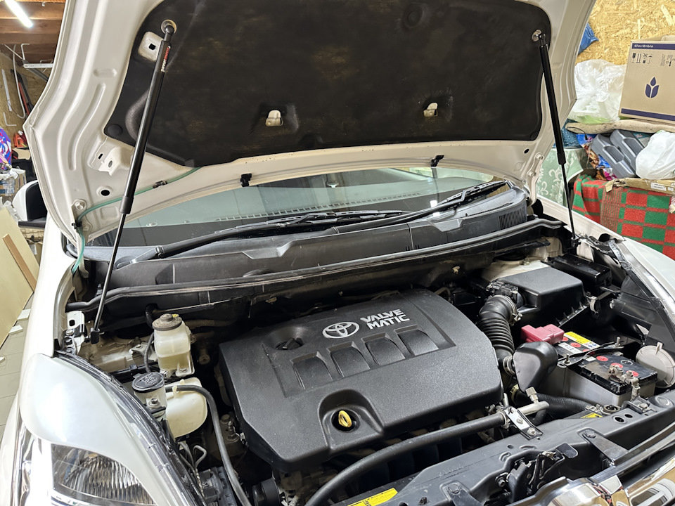 Установка упоров капота — Toyota Isis, 1,8 л, 2013 года | аксессуары ...