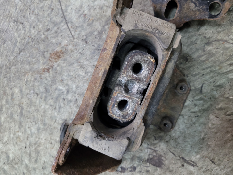 72. Опоры двигателя и опора КПП — Chrysler PT Cruiser, 1,6 л, 2007 года ...