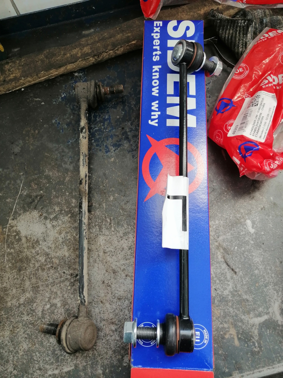 Замена стойки стабилизатора — Mercedes-Benz C-Class (W204), 1,8 л, 2010 ...