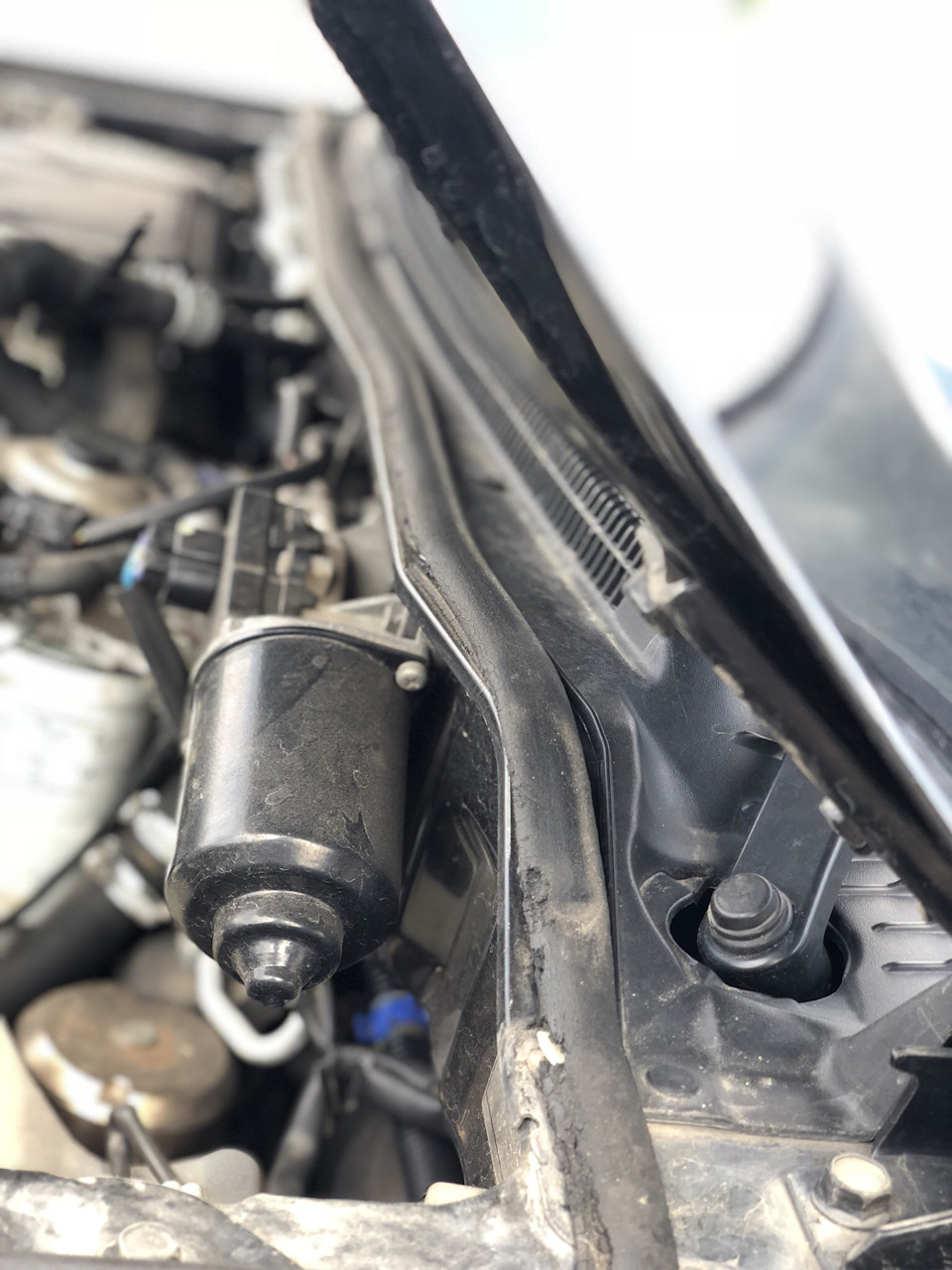 #4. Уплотнители капота — Mitsubishi Pajero (4G), 3,2 л, 2008 года ...