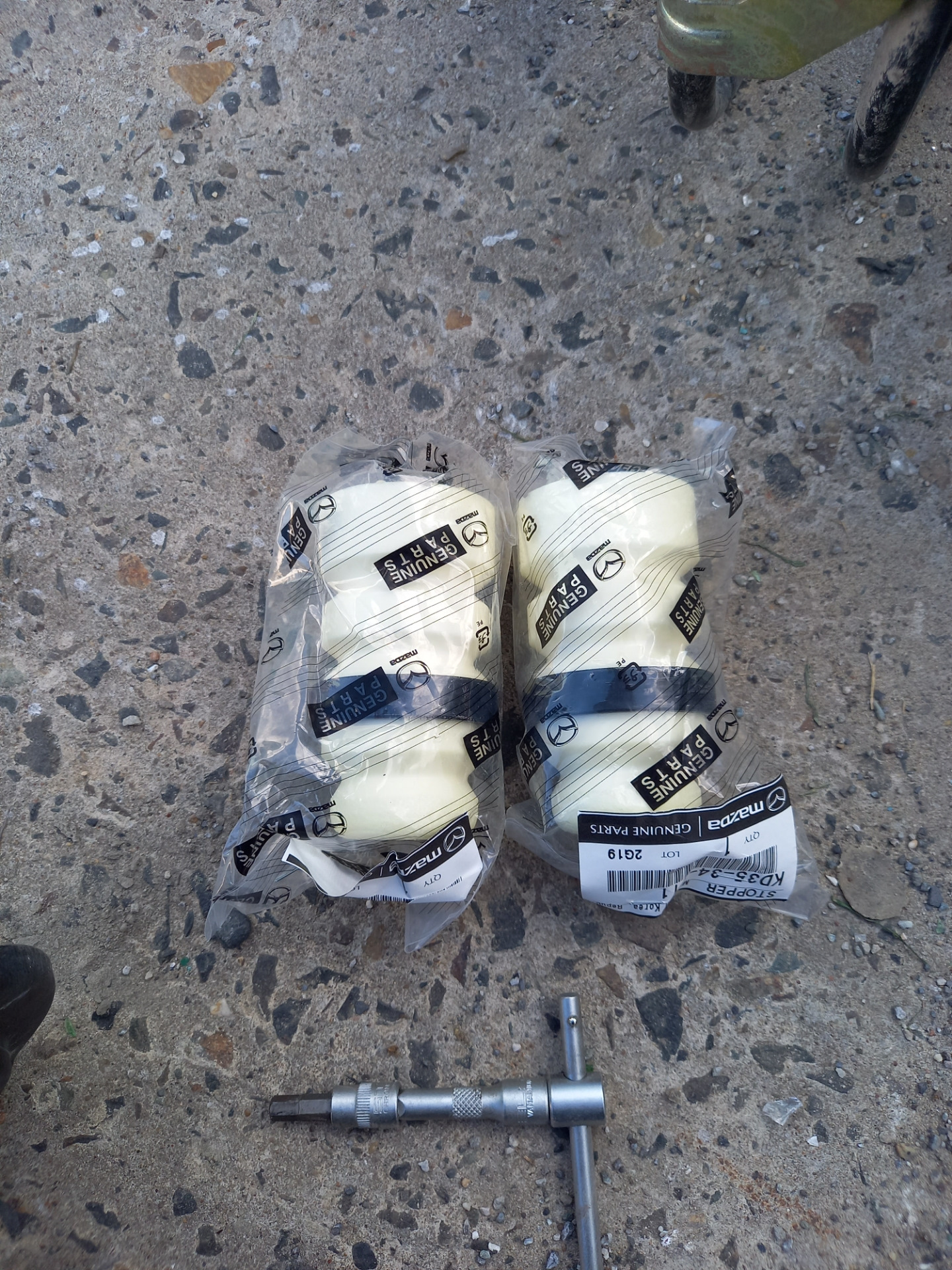 Замена опор, опорных подшипников, отбойников и пыльников передних стоек ...