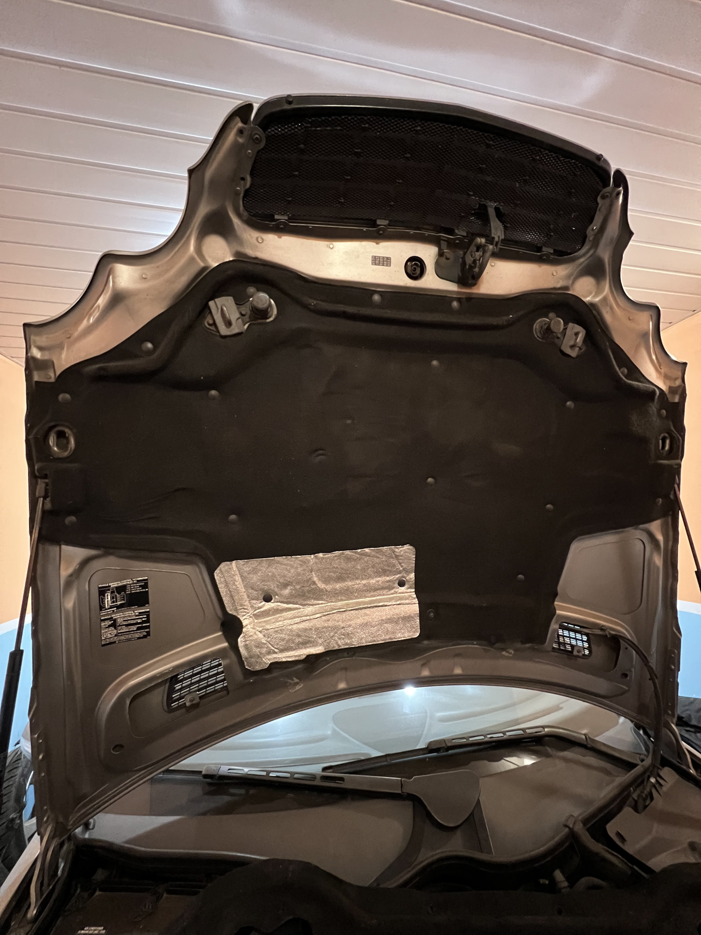 Шумоизоляция и амортизаторы капота — Mercedes-Benz C-Class (W203), 1,8 ...