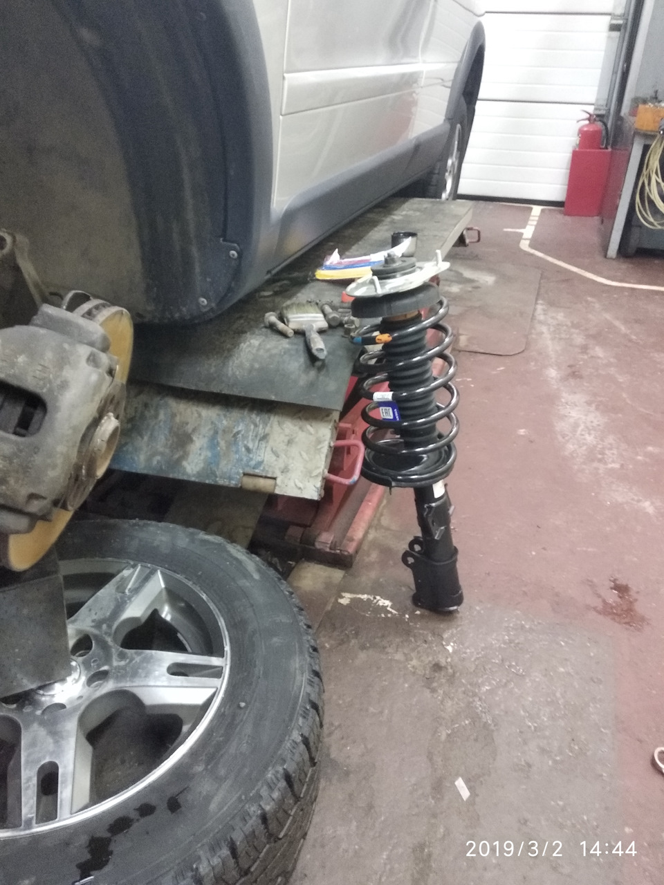 Замена стоек и пружин — Volvo XC70 II, 2,5 л, 2006 года | своими руками ...