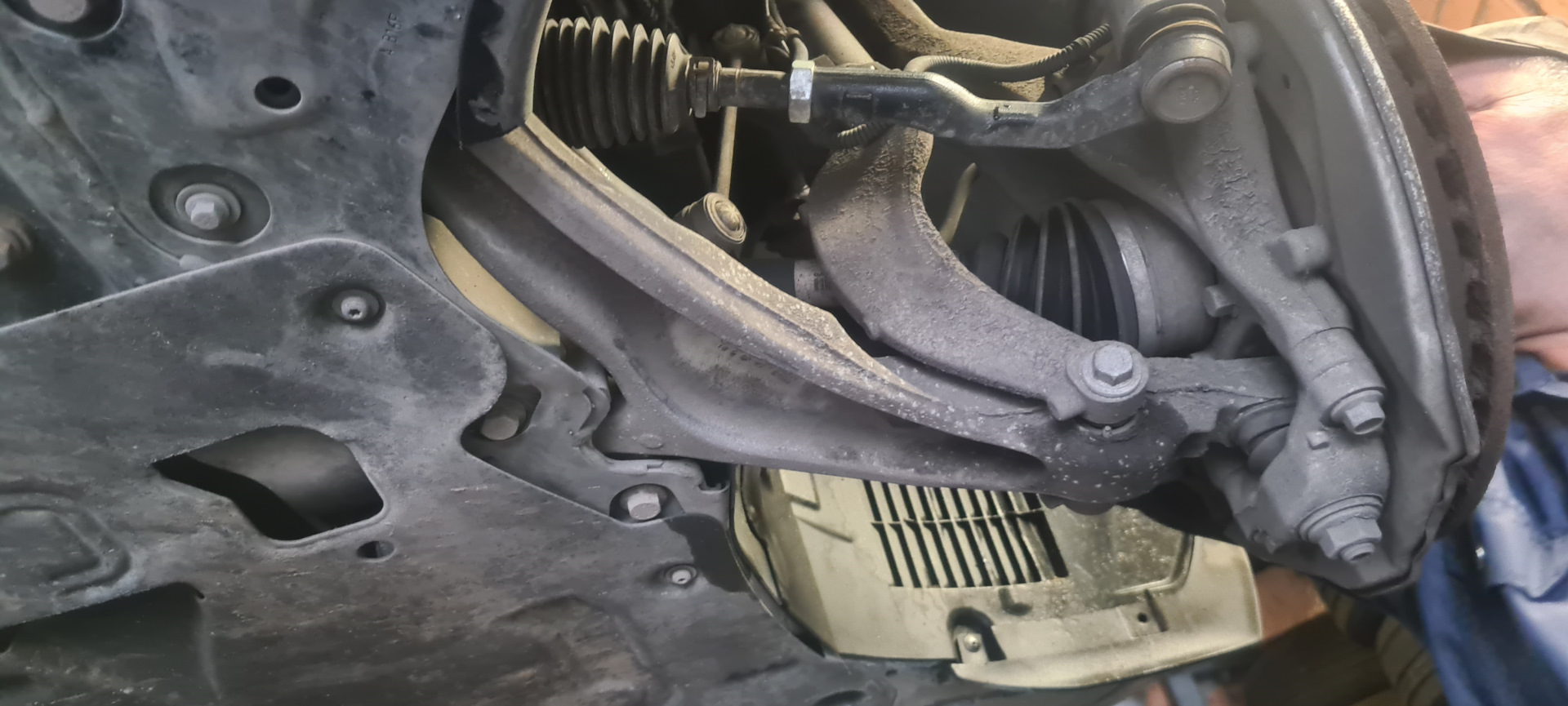 Нужна помощь, передний нижний рычаг XC90, 1 часть. — Volvo XC90 (2G), 2 ...