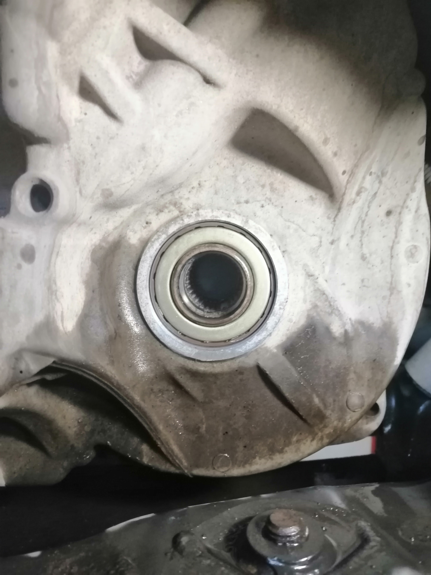 Замена ступичного подшипника, опорного и левого сальника привода ...