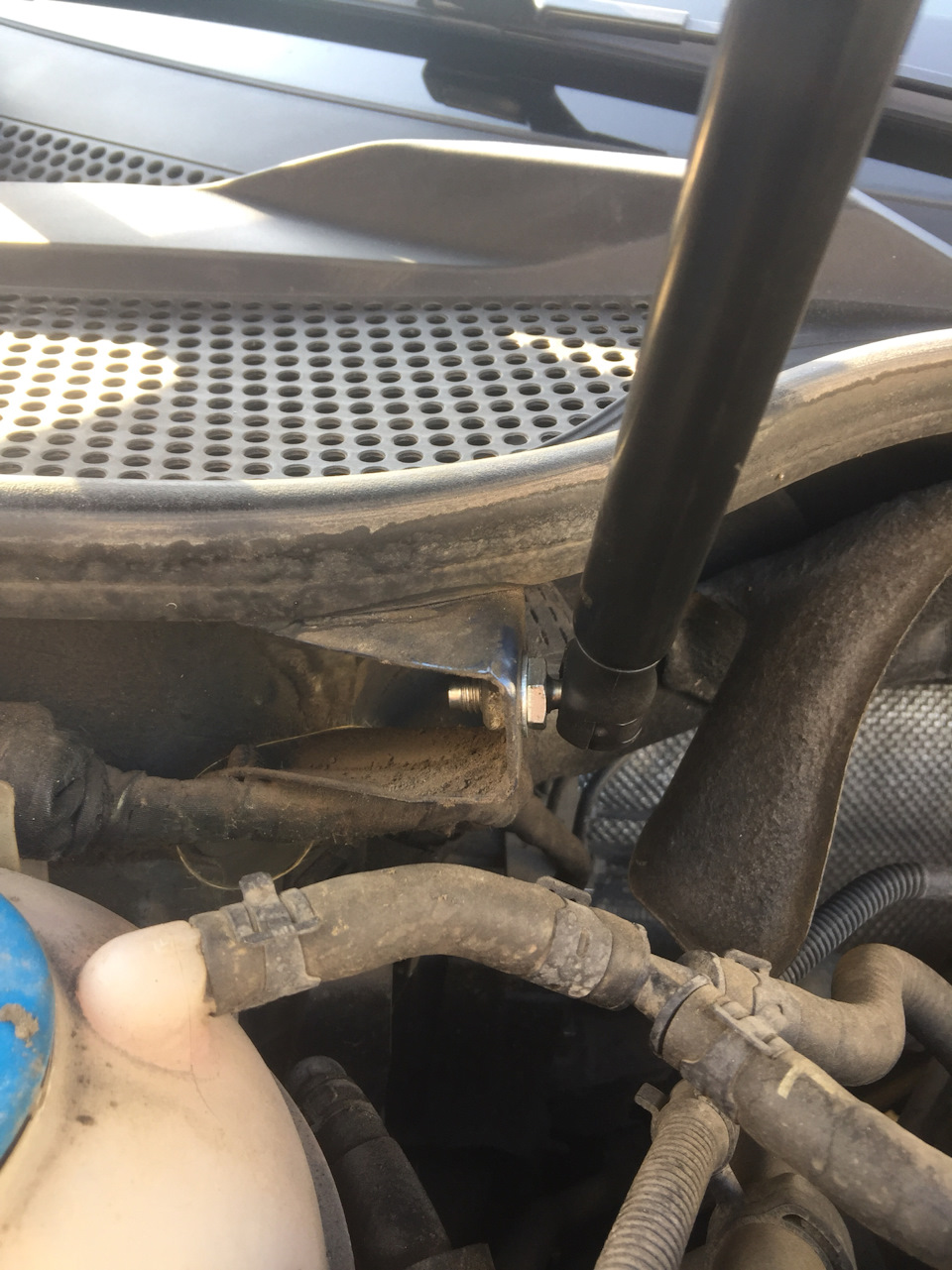 Газовый упор капота — Volkswagen Scirocco (3G), 1,4 л, 2013 года ...