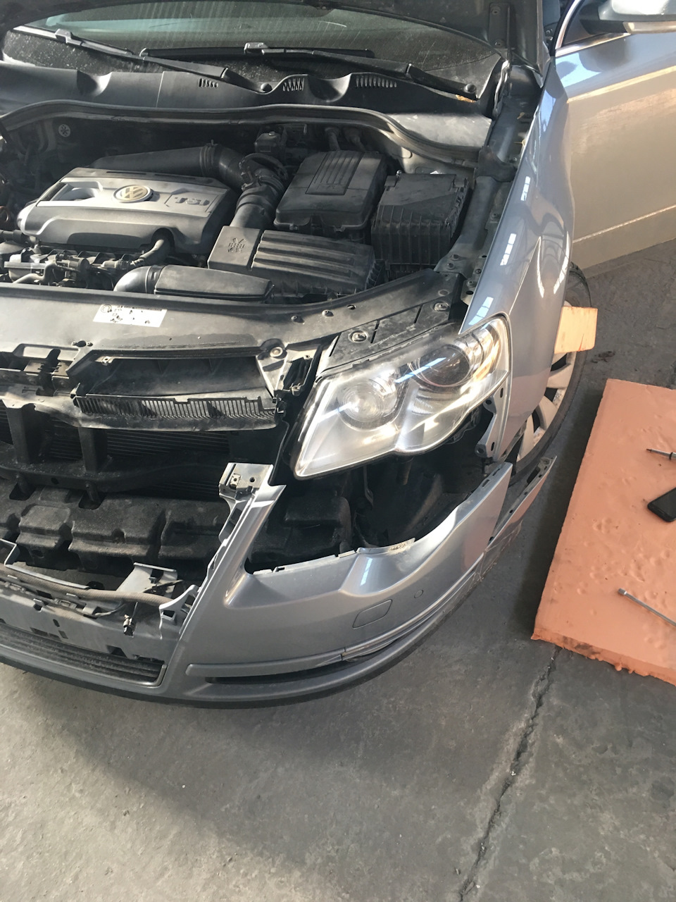 Крепление задней крышки фары. — Volkswagen Passat B6, 1,8 л, 2009 года ...
